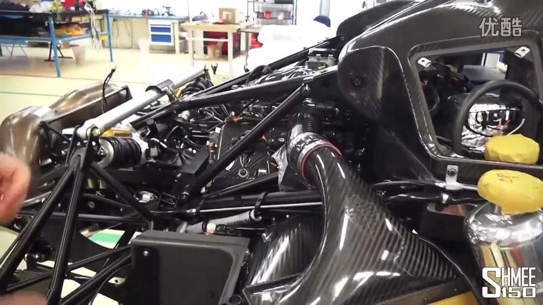 柯尼塞格手工制造过程,全碳纤满屏幕金钱的颜色