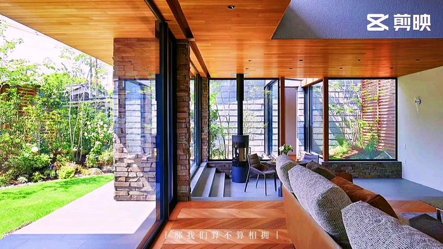 住宅分成多个部分,玻璃走廊将它们连接起来