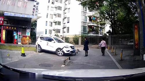 行车记录仪实拍:新手开车,寸草不生,看见还是赶快远离吧!