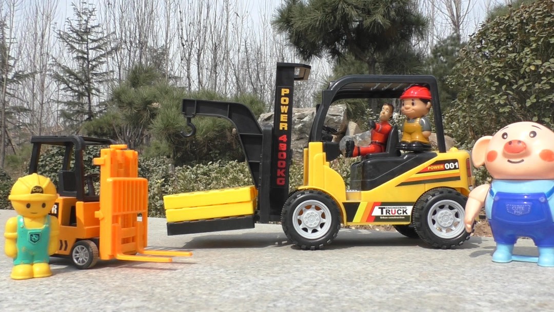 分享对比两款工程叉车使用技巧 用它搬货真方便 育儿工程车视频