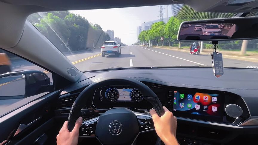 速腾升档速度太快了,用换挡拨片切换手动模式,减缓升档速度。