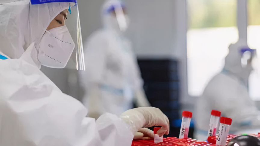 专家表示:最终我们将有80%—90%的人,会感染一次新冠病毒