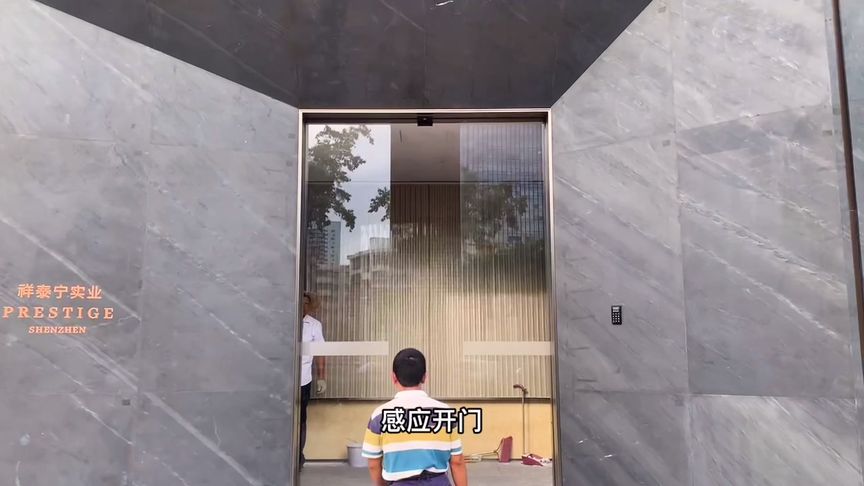 电动平移门,对于很多商场商店入口人流量出行方便,显高档次