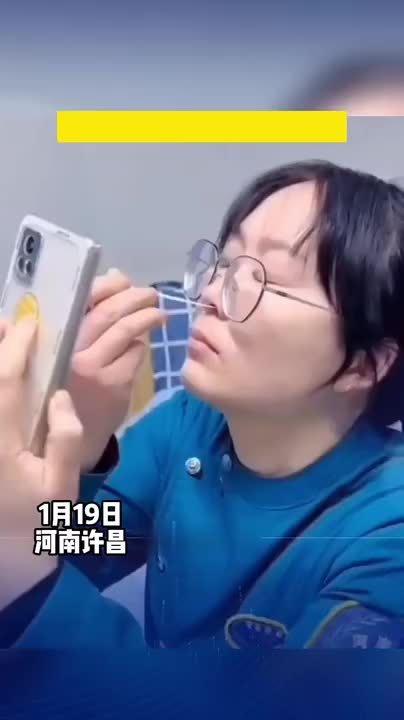 医护人员用自己练习鼻拭子核酸采样,避免被采集者痛苦#致敬医护人员 ...