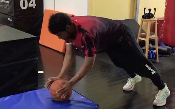 跳投发力训练和颠投发力训练。 试一试就知道两者是有区别的,找到...