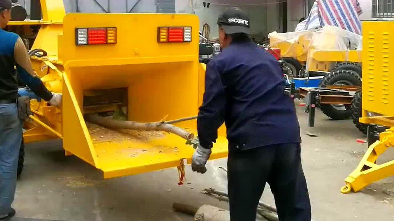 国人自制的木材粉碎机,这么粗的木头都能粉碎,国产就是牛!