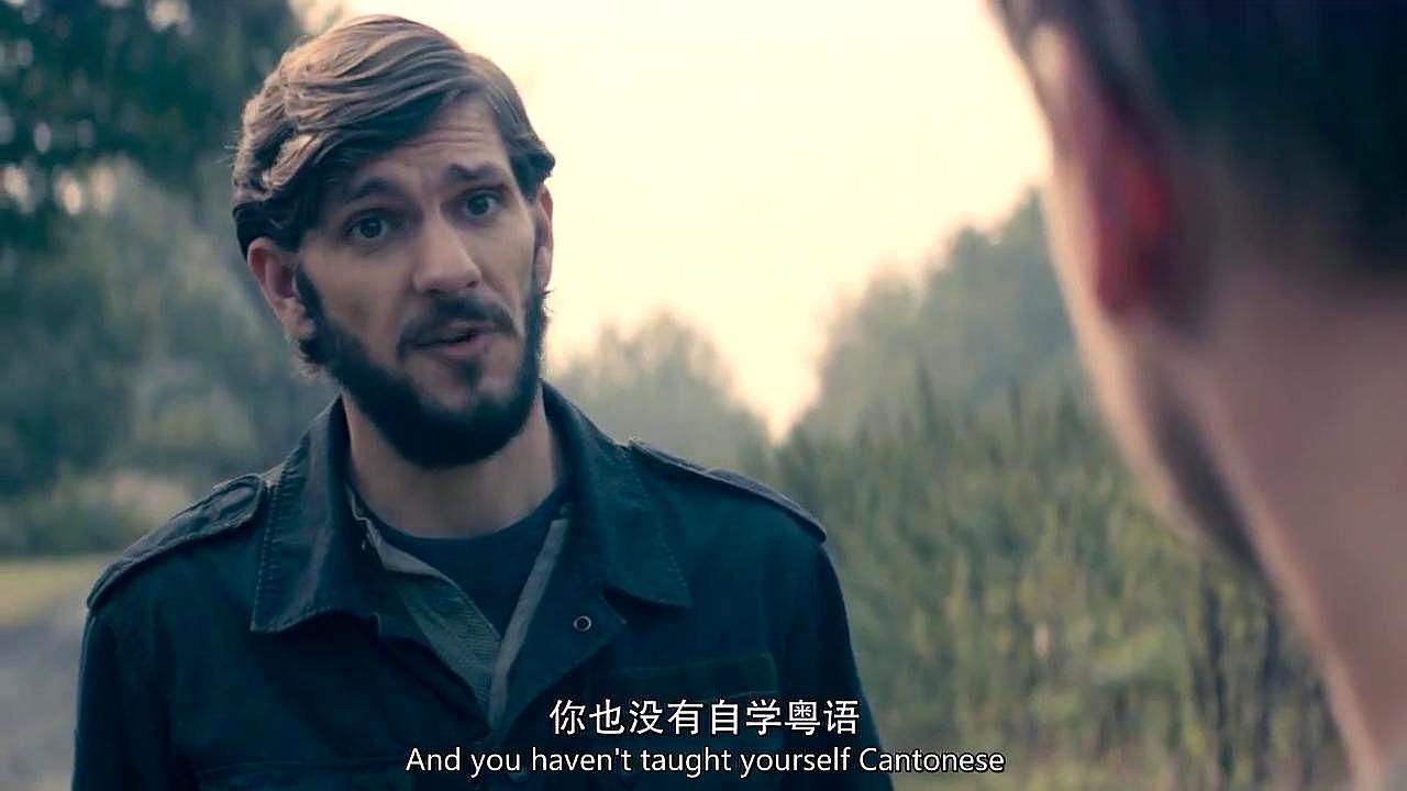 小伙为了搭便车竟以身挡车,真是命悬一线啊