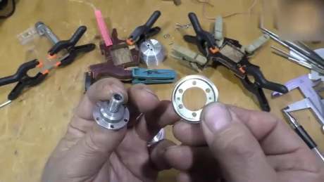 用硬盘电机制作的迷你电钻,试钻了一下,这也太小了吧