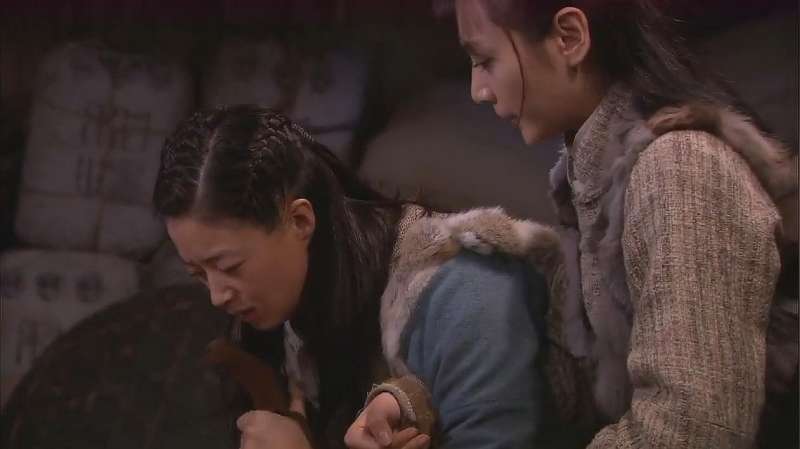 姐姐半夜醒来,因伤口发炎导致高烧,妹妹想出去买酒来消毒