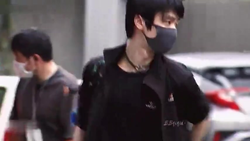 羽生结弦多迷人?秀八块腹肌送上一个飞吻,台下女粉丝不淡定了