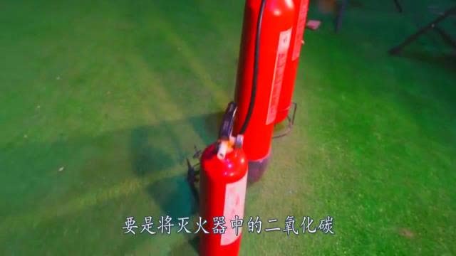 在篮球中灌满二氧化碳会怎样,老外用灭火器硬核测试,...