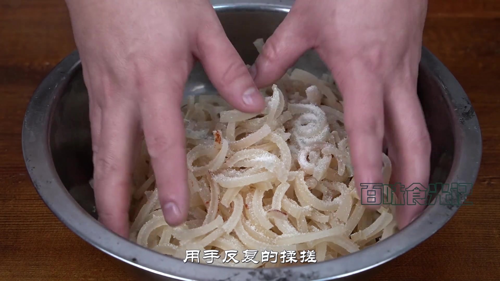 大厨用2分钟,教会你肉皮冻的正确做法,筋道Q弹,原来这么简单