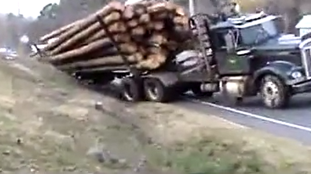 司机的技术神了,看看侧翻的卡车如何脱险