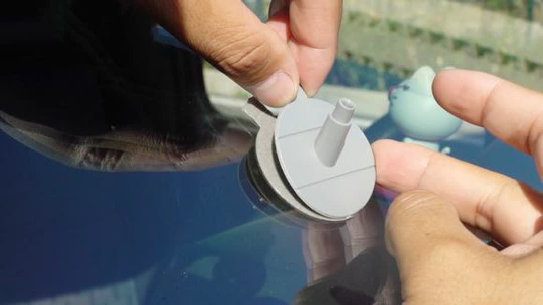 修复汽车玻璃小裂纹 不用再花200元!