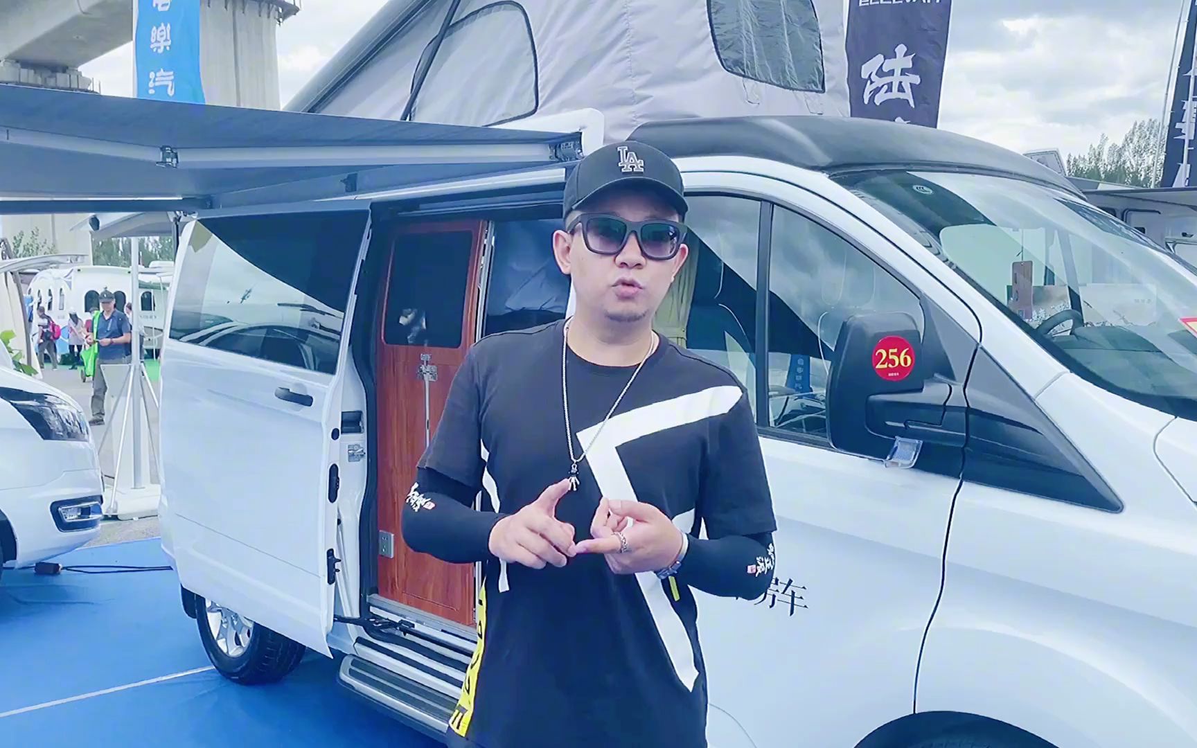 小编告诉你为什么上市售价31.98万的房车,如今只有20万出头