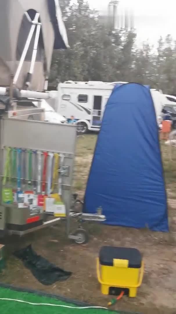 很有特色的小型拖挂房车,可合法上牌上路,入门级露营的选择,..