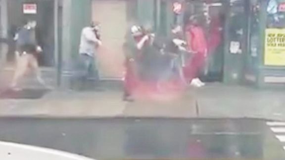 实拍!美国爆发严重枪击案 数十警察持枪上街清场 1警察惨遭枪杀