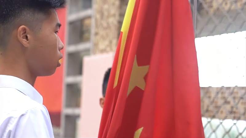 现场!香港中学生用中式队列升起五星红旗:明白国旗对我们的意义