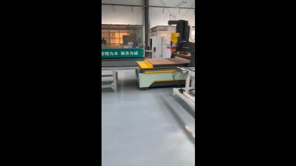 山数开料机自动上下料加自动翻板机,节省人工