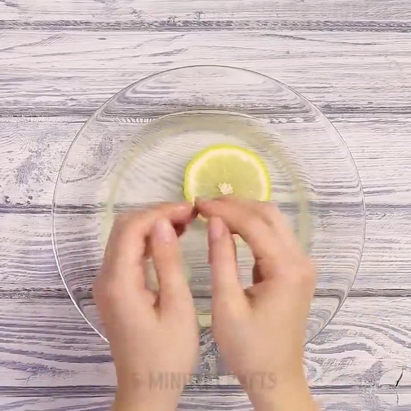 你知道柠檬的这几种用法么?其实这么小的柠檬用着很大的作用哦