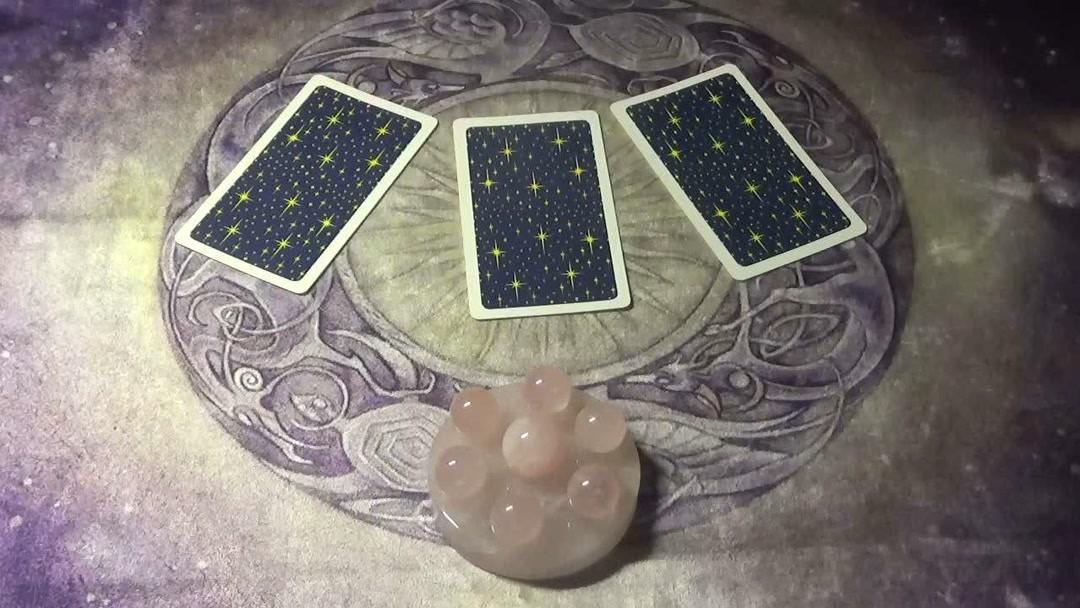 塔罗牌情感占卜:默念某人名字,测TA未来30天会主动回头的可能