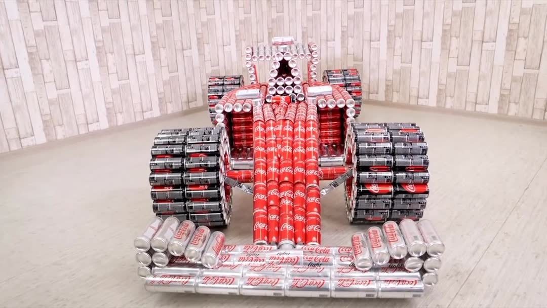 变废为宝!老外收集上千空易拉罐,做出F1赛车模型