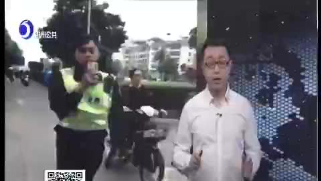 [新闻开讲]海口:城管扣交警车 交警怒怼城管“没证的一律扣车”