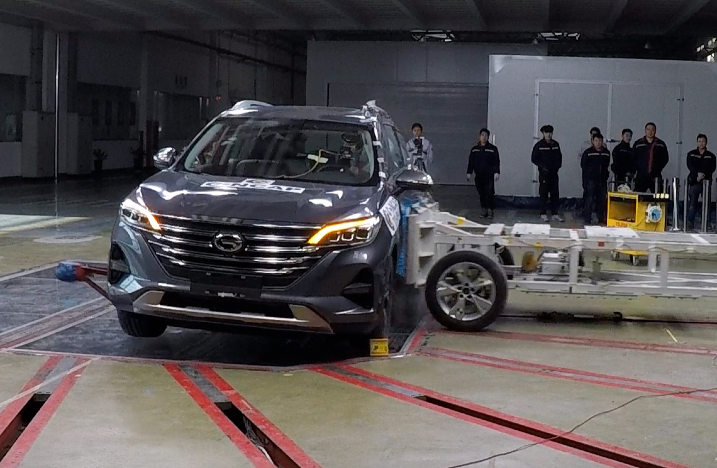 看看传祺GS5被1.4吨移动车时速50公里侧面碰撞后会发生什么