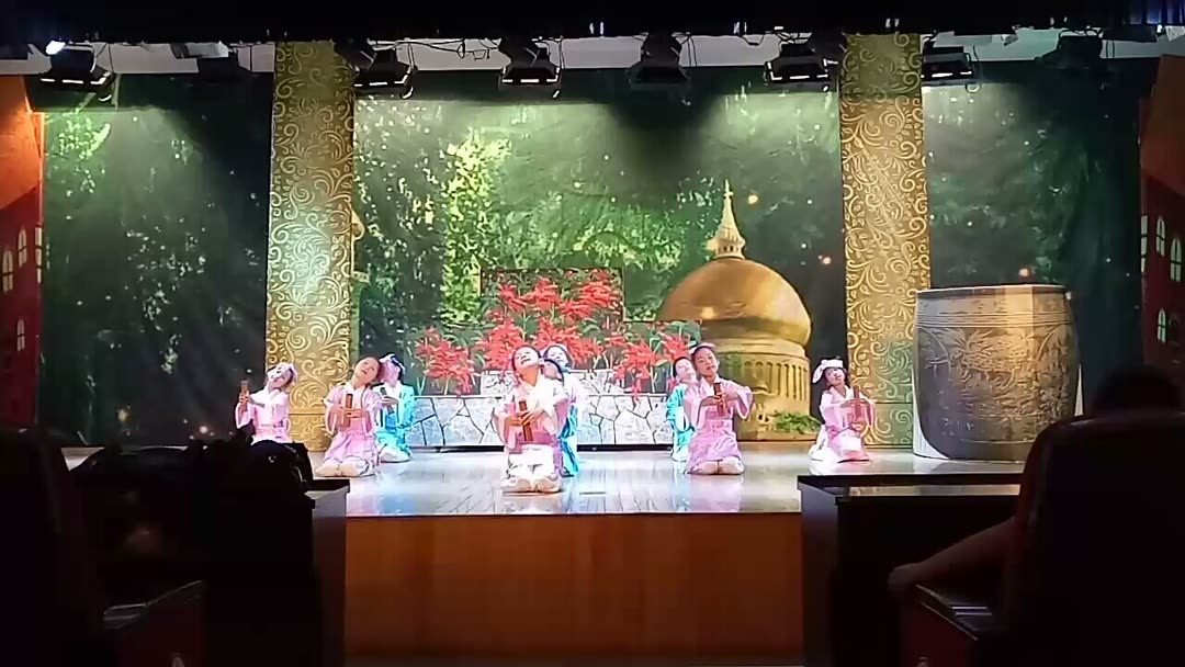 姜佳昊辰2016年5月24日,新华街小学表演课本剧《司马光砸缸》