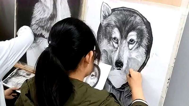 现在的美术生太厉害了,画什么都栩栩如生,简直和真的一模一样!