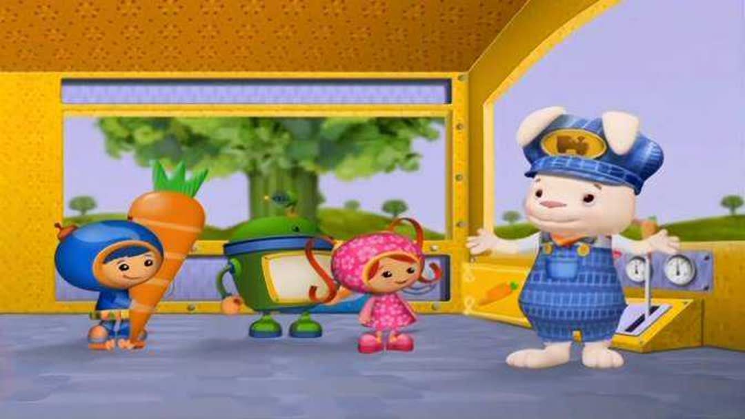 呜咪123:小火车动力满满,往上爬往下滑,越过山丘了!