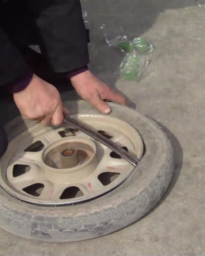 电动车现场换轮胎技巧,进来看的人要记得点赞啊!