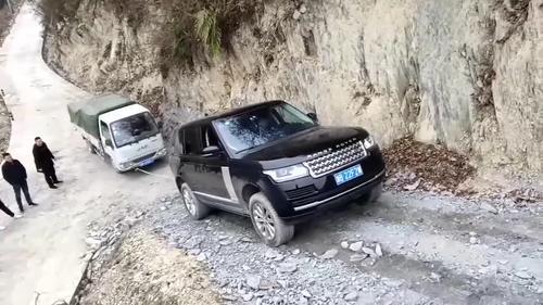 有钱真是任性,路虎大哥真是豁出去了,敢拉货车上坡