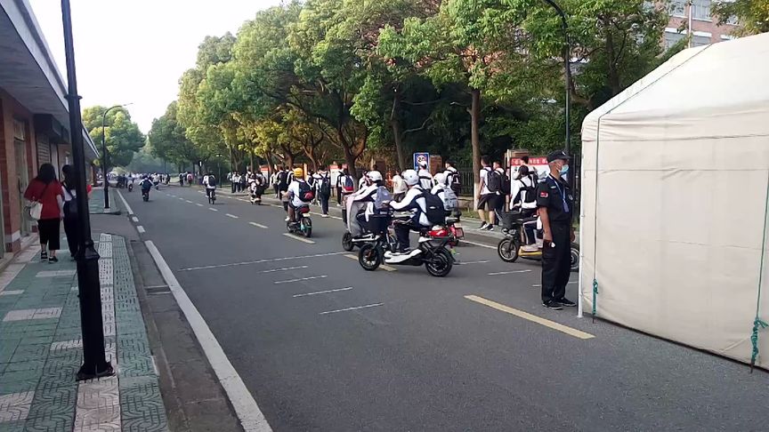 骑电动车上学戴头盔更安全