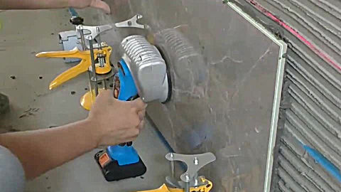 墙砖定位器使用很简单,贴瓷砖用它操作太高效了!