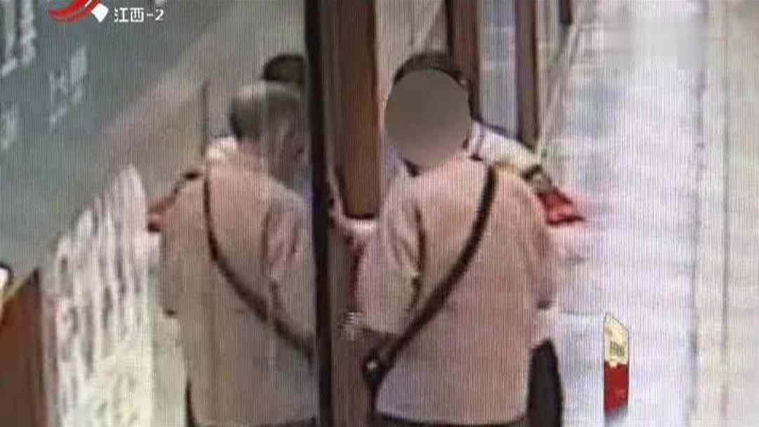 老人抢上阻挡屏蔽门导致延误一分多