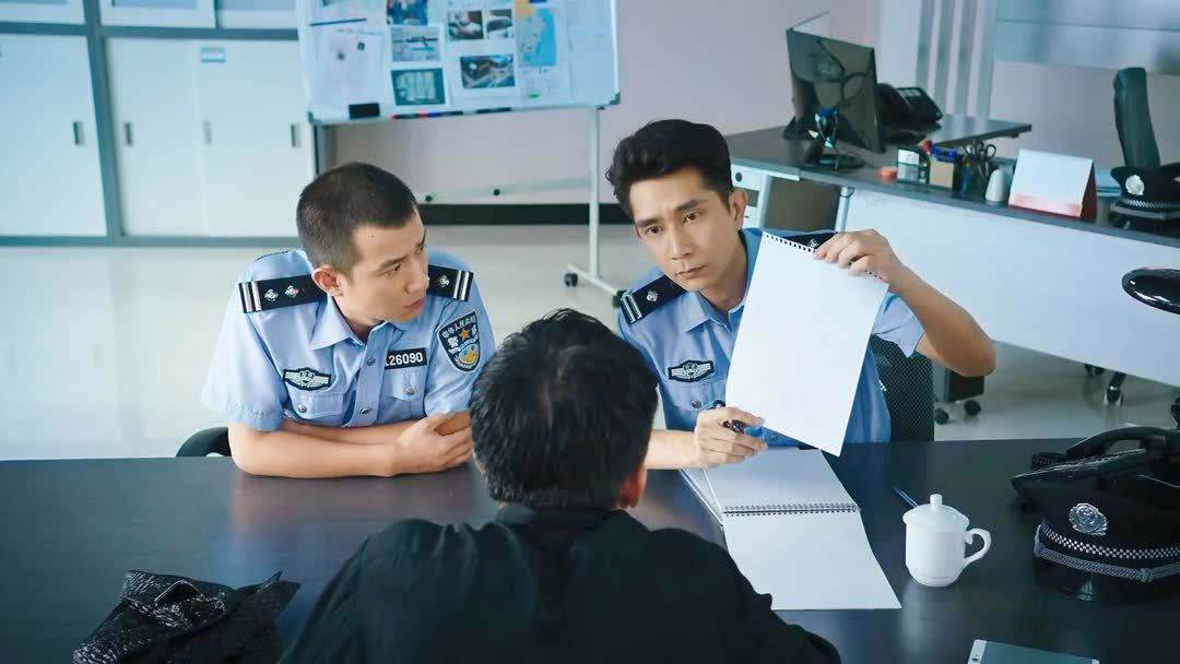 警察笑得前仰后合,刘轩是一头雾水,不过抽象派简笔画倒很抢眼!