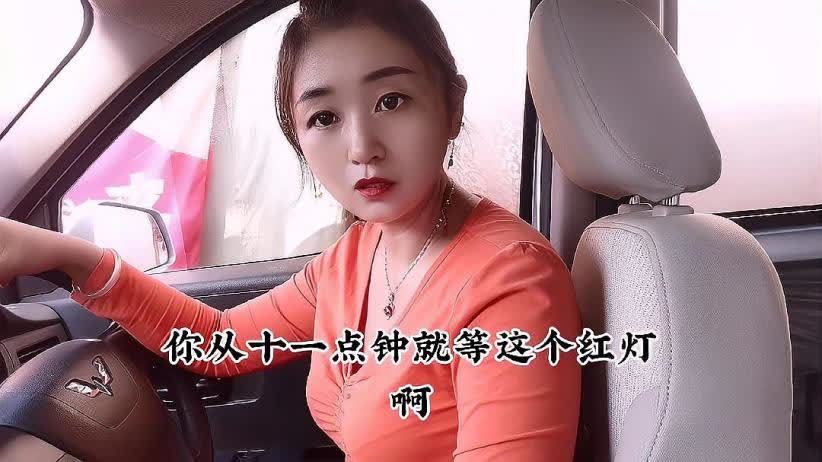 红灯不能过,等变绿灯了再过,遵守交通规则