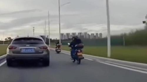 行车记录仪:你们觉得摩托车司机这样做的对吗