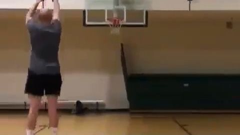教你如何去练习投篮动作