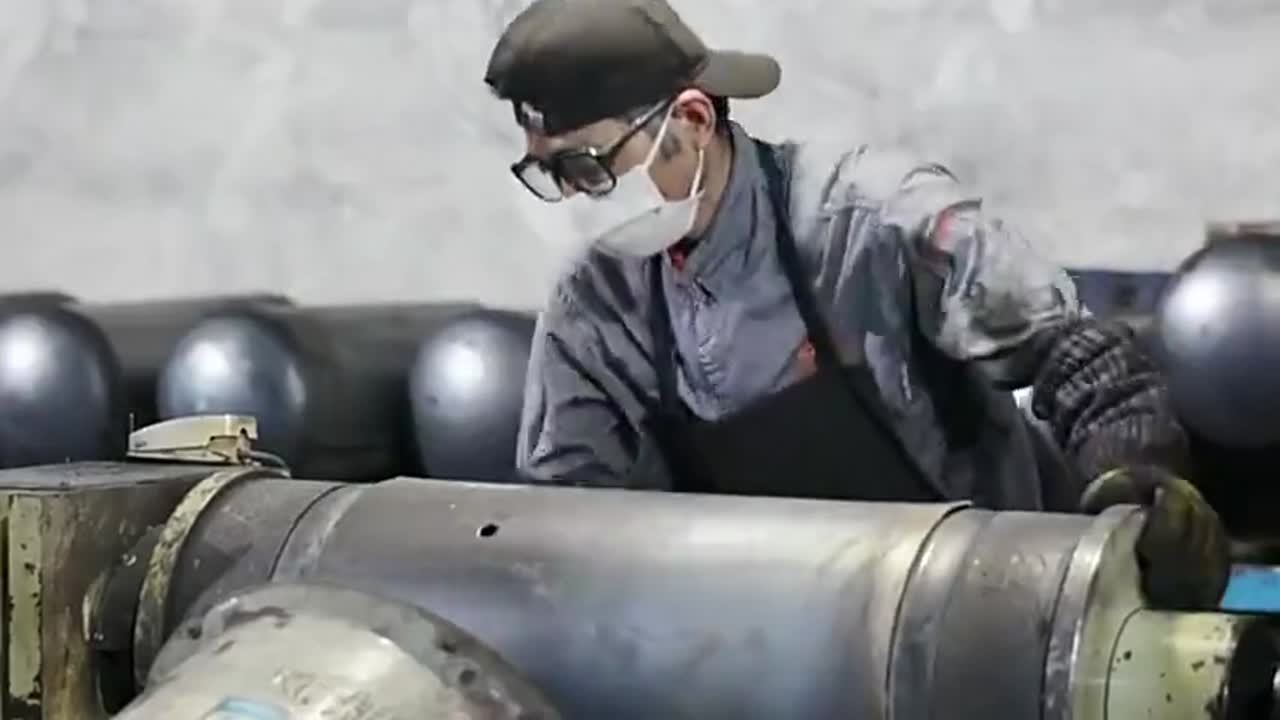 带你了解活塞式空气压缩机的制作全工艺:罐体两头焊接