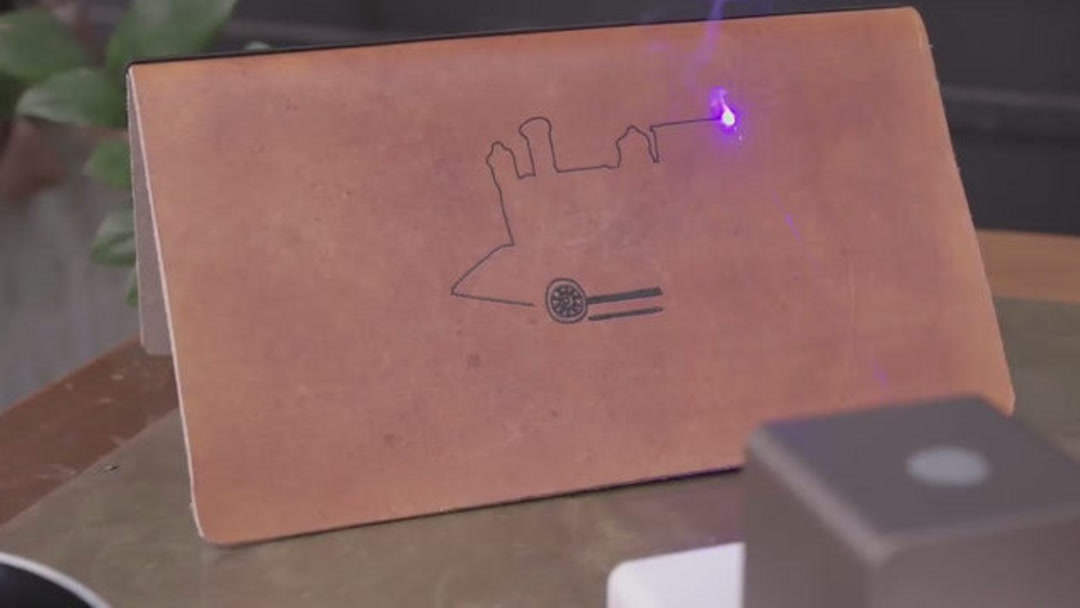 世界上最小的激光雕刻机,啥都能刻,网友:我也想买一台试试!