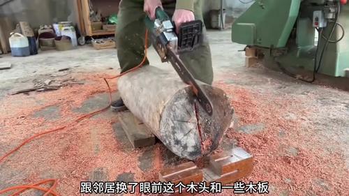 大叔用木板和木头制作出结实耐用的实木桌子,真的太厉害了