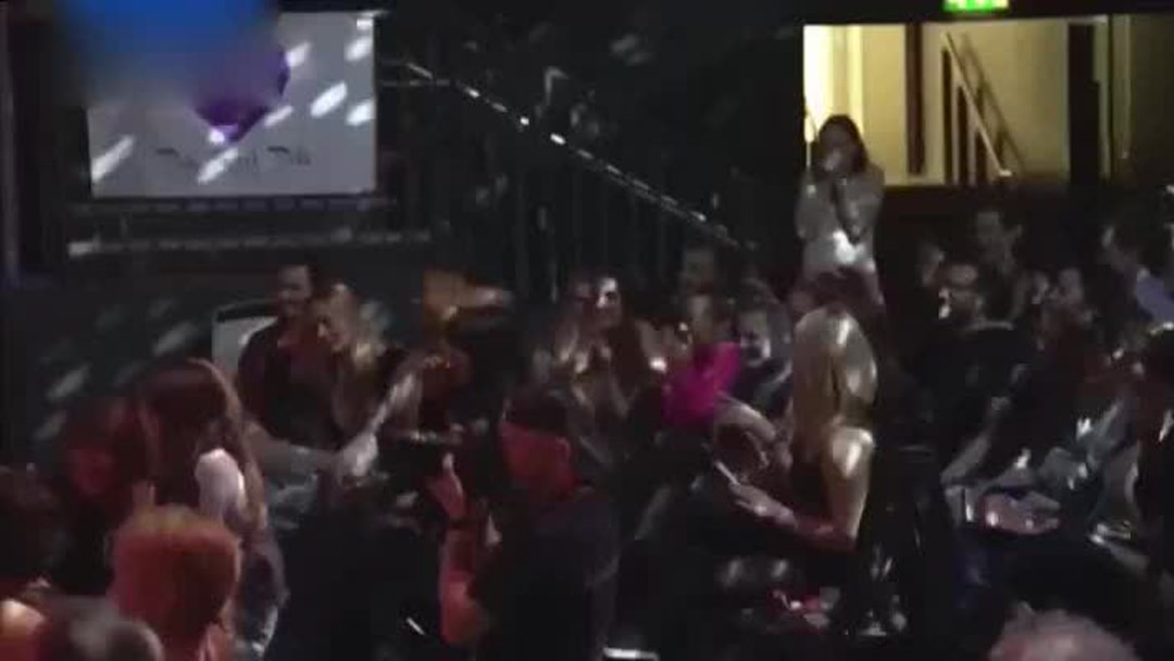 怀孕母亲挺大肚跳钢管舞:这帮我分娩更顺利