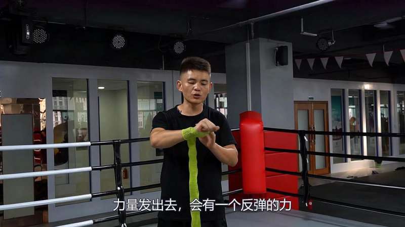 拳击人必学第1课!资深教练示范护手绷带的缠法,小白一学就会!