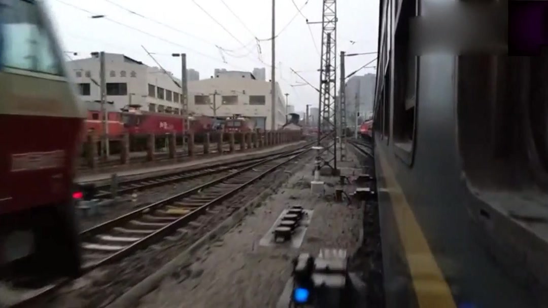 西安火车迷实拍:陇海铁路8352次列车西安站6站台13道发车