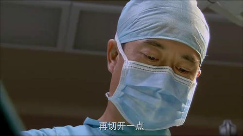 医生动手术,家属在外面焦急的等着,还好医生专业功底强