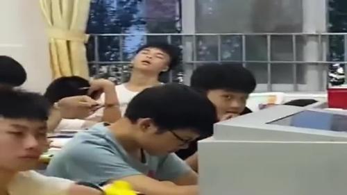 班主任到教室,发现不止一个人睡觉,可惜了同学完美的战术性咳嗽