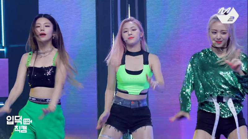 韩女子组合ITZY成员申留真在M! 音乐倒计时舞台歌曲表演'ICY'