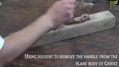 老外修复一把木刨,感觉他驾驭不了这种工具,用起来没灵魂